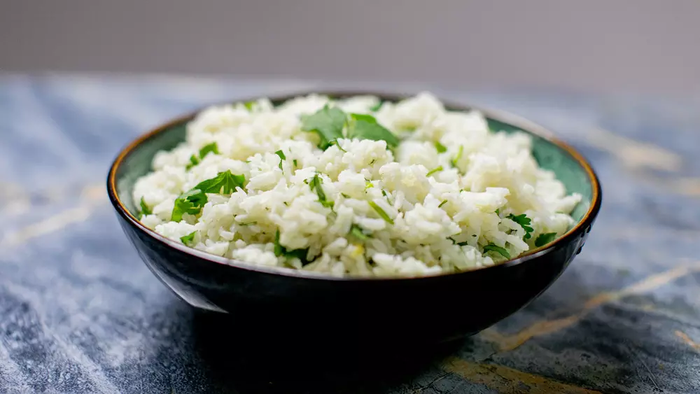 recette de riz à la coriandre et à la lime exposée