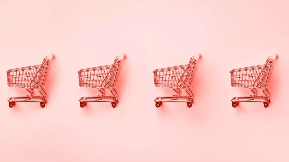 Mga pink na shopping cart sa isang linya