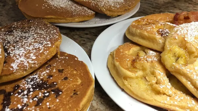 Pancakes ndhuwur karo gula bubuk
