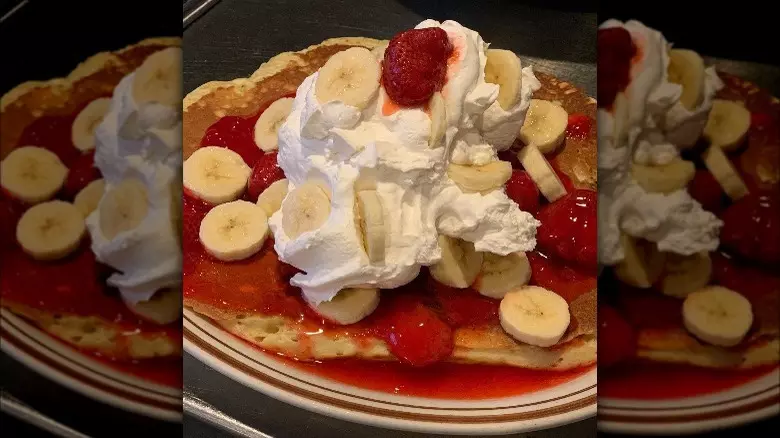 Pancakes banana strawberry tinye ya na ude ntụ ntụ