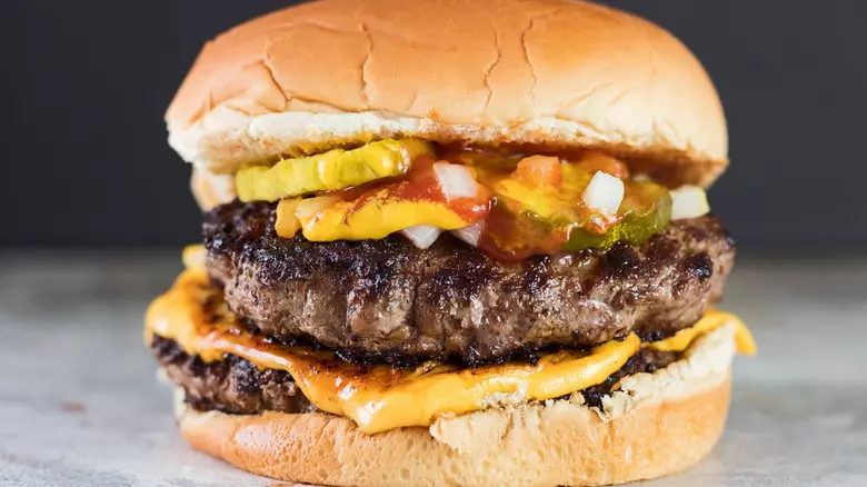 Un McDouble de McDonald's Copycat servido en un mostrador