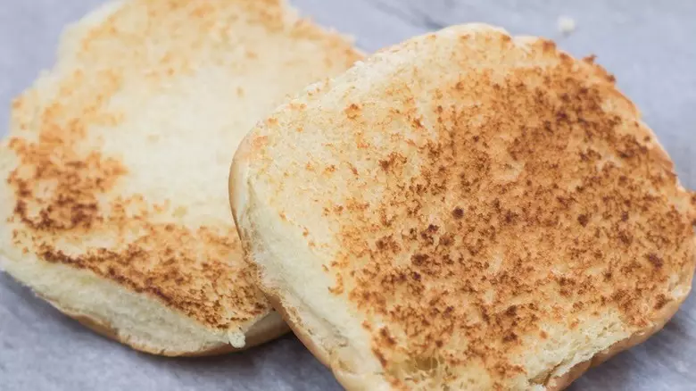 Bollos de hamburguesa tostados