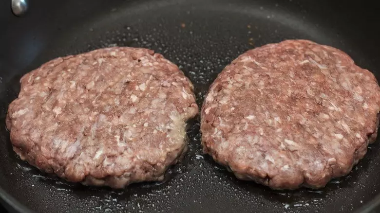 Sapasang patties masak dina loyang