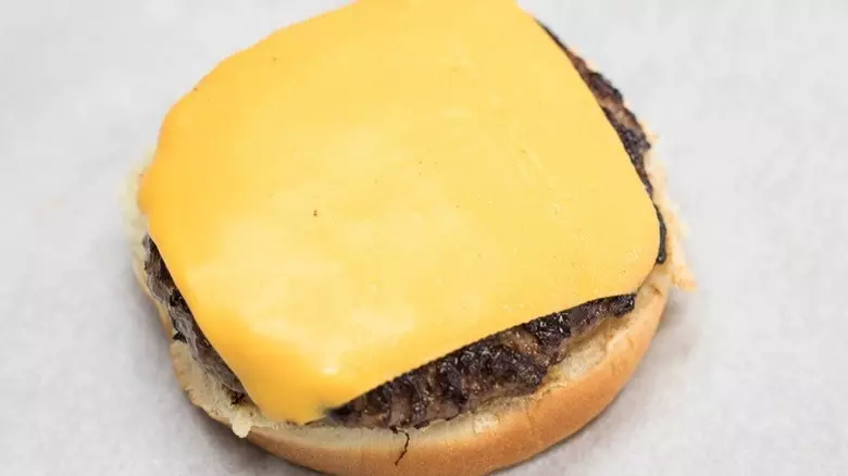 Se está ensamblando una hamburguesa imitadora de McDouble