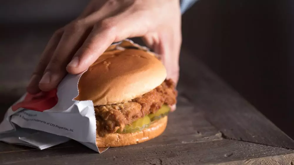 Sandwich Hayam Chick-fil-A urang