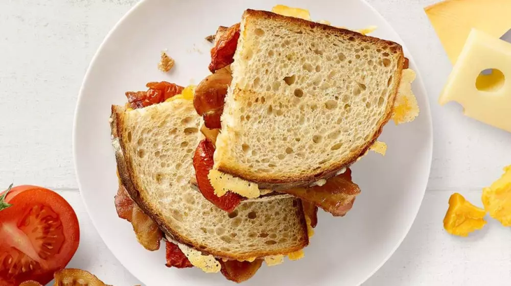 Panera Bread's Bacon Tomate Branza la gratar