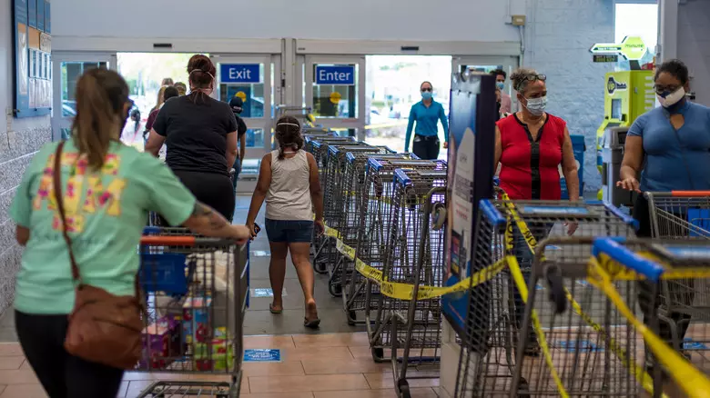 Orang-orang di Walmart yang sibuk