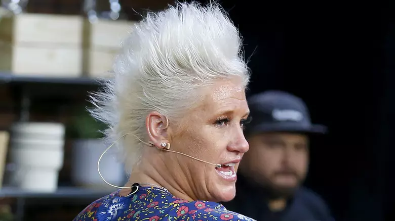 Anne Burrell pratar mikrofon