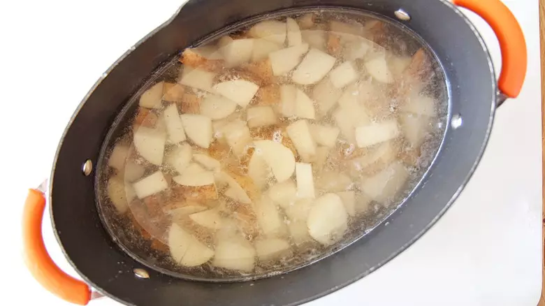 aardappelen in pot water