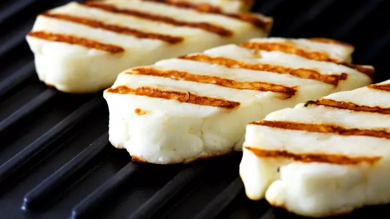 Grillattuja halloumi-juustoviipaleita