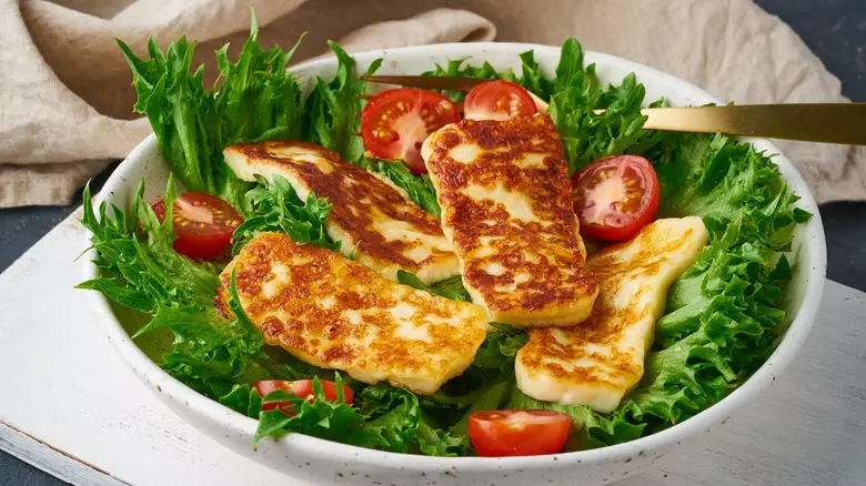 Keju Halloumi pada salad