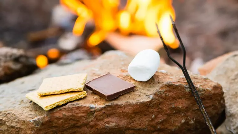 S'mores û agirê kampê