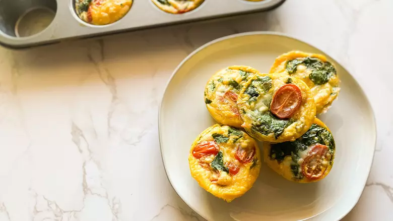 ផ្ទុក muffins omelet ដុតនំ