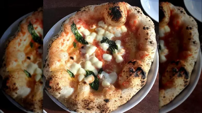 Pizza Napoletana yemeği