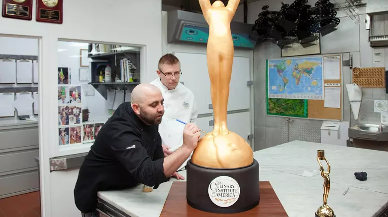 Inaayos ni Duff Goldman ang cake