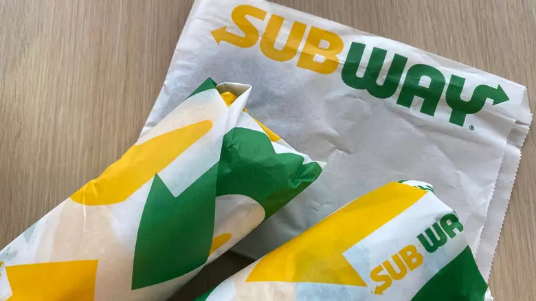 Sandwich Subway yang dibungkus di atas meja