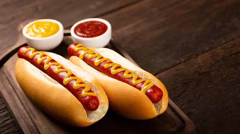 Dua hot dog atasnya dengan mustard