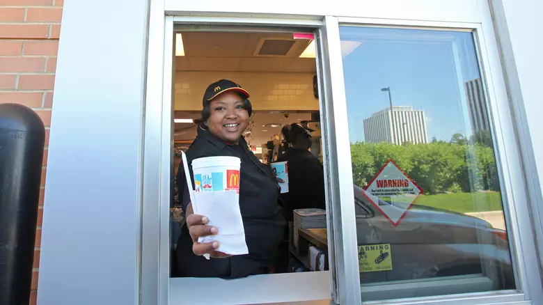 la drive-thru-dungito de mcdonald donanta trinkaĵon