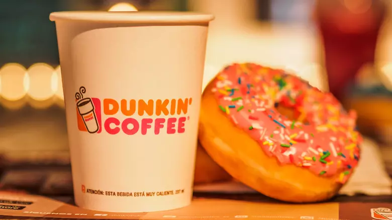 Ένα ρόφημα και ντόνατ από την Dunkin'