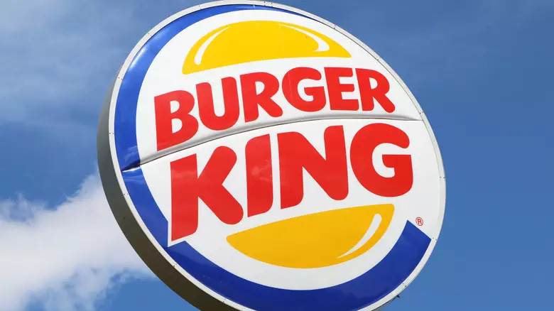 Burger King znamení s modrou oblohou