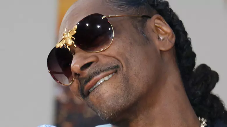 Snoop Dogg ከንፈር እየነከሰ