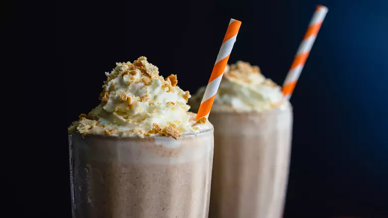 frappè al cioccolato con cannucce