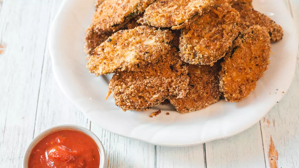 prato de abobrinha frita com molho marinara