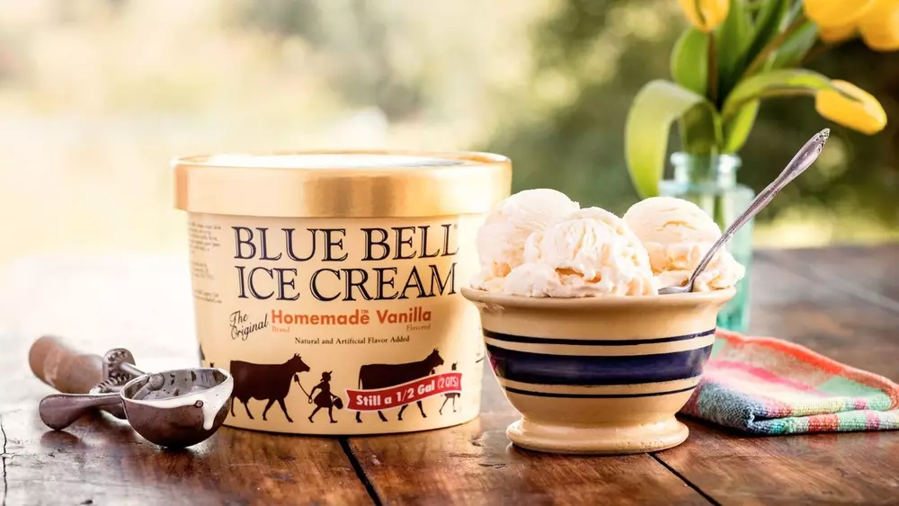 коробка и миска домашнего ванильного мороженого Blue Bell