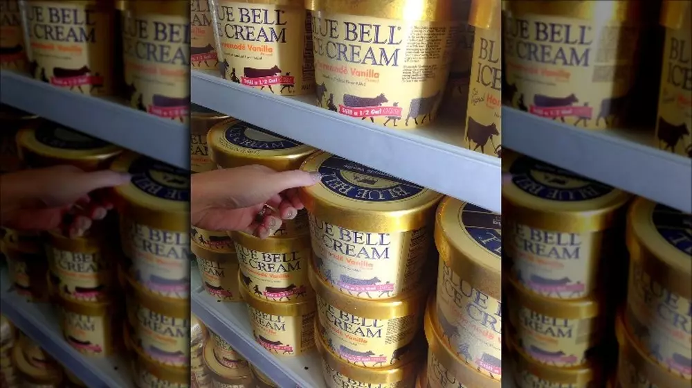 mga karton ng Blue Bell Homemade Vanilla ice cream sa isang grocery store