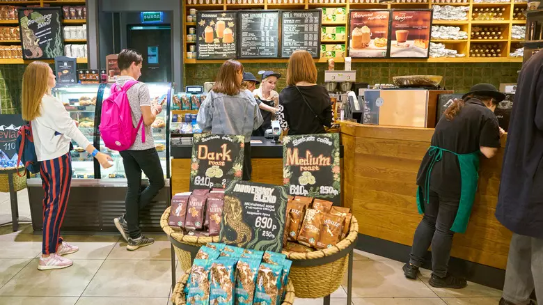 Starbucks'ta sıradaki insanlar