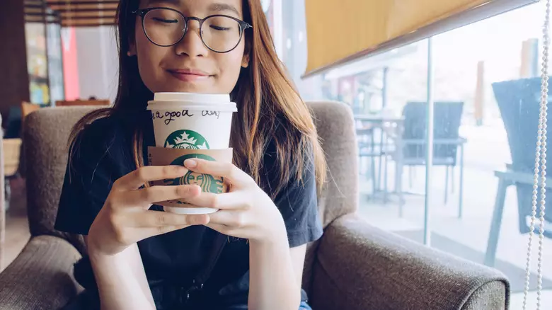женщина наслаждается кофе в Starbucks