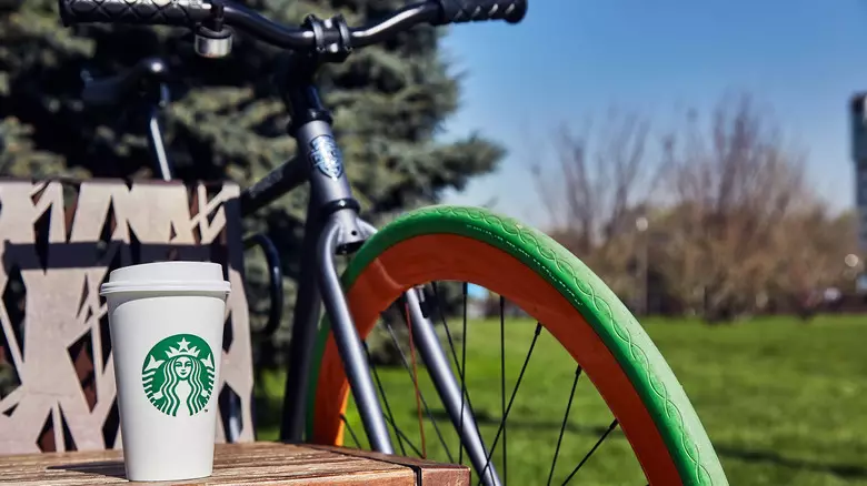 bisiklet ve starbucks içeceği