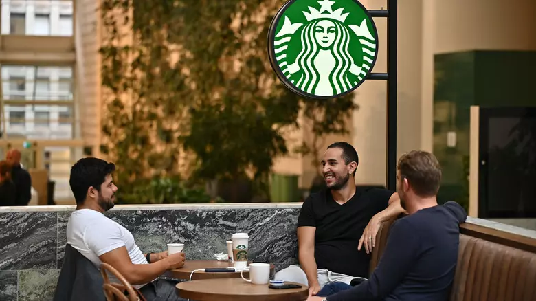 tri muškarca sastaju se u Starbucksu