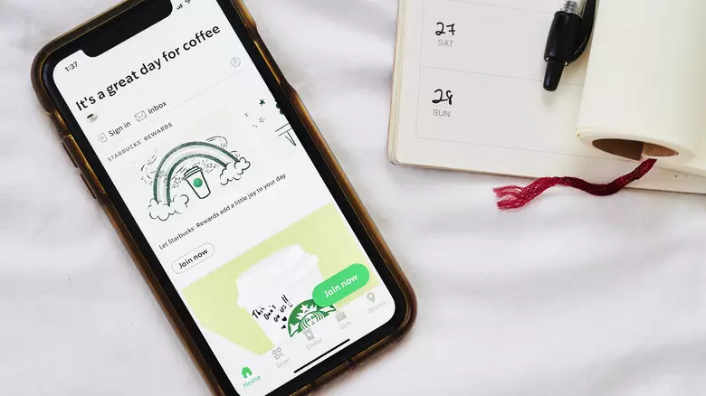 telefon s otvorenom aplikacijom Starbucks