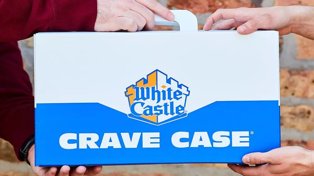 Mann überreicht Kiste mit White Castle Burgern