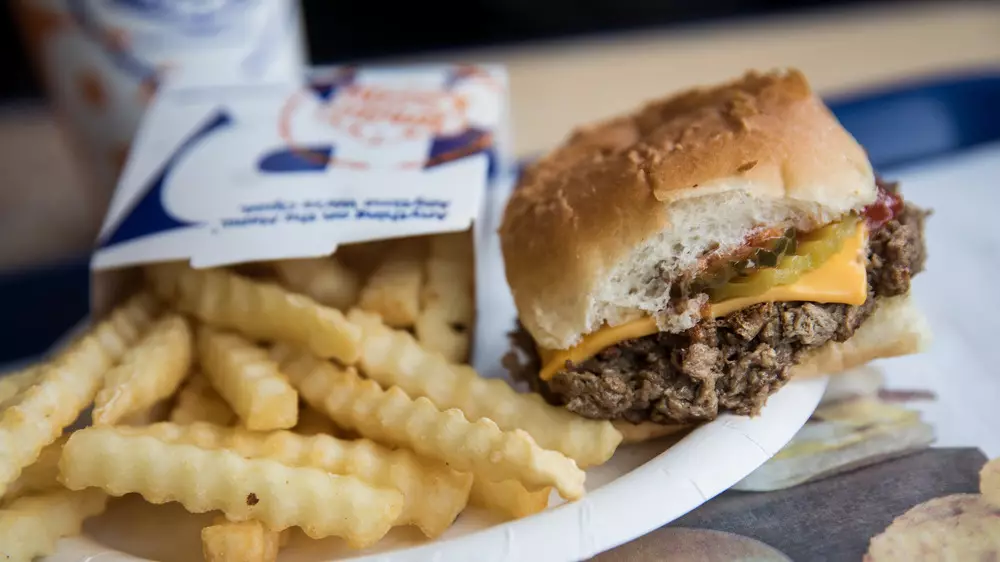 Vegan White Castle burger le li-fries holim'a poleiti