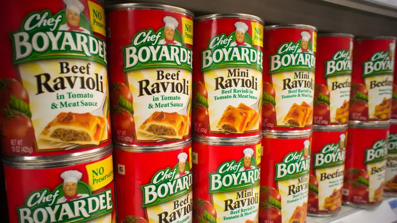 កំប៉ុងរបស់មេចុងភៅ Boyardee នៅលើធ្នើ