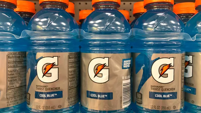 Бутылки синего Gatorade
