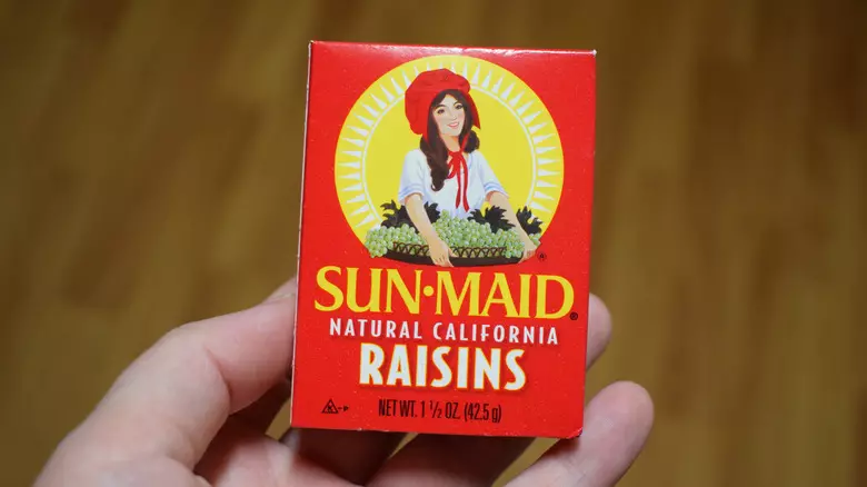 Tes tuav lub thawv liab ntawm Sun-Maid raisins