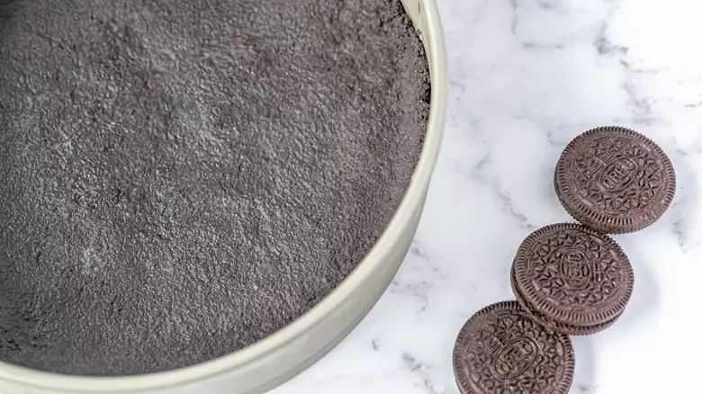 laver Oreo-skorpe til Oreo-cheesecake uden bagning