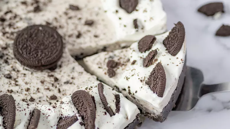 no-bake Oreo cheesecake wordt gesneden