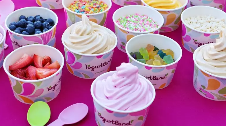 склянки замороженого йогурту Yogurtland і начинки