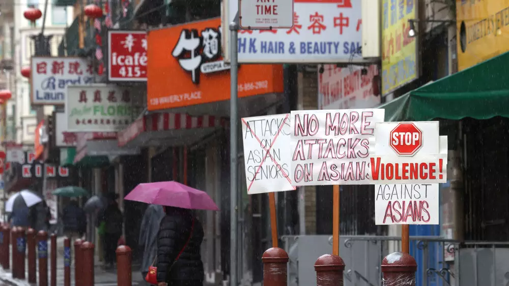 Carteles contra la violencia en Chinatown