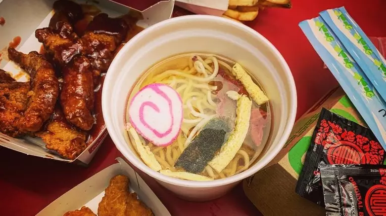 Isang mangkok ng Saimin soup sa McDonald's