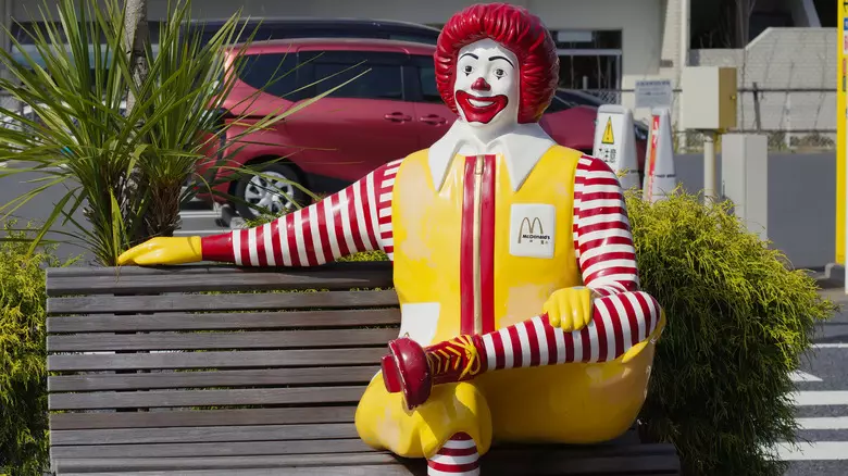 Статуа на Роналд Мекдоналд во Јапонија