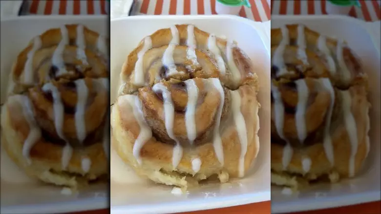 Whataburger Cinnamon Roll në enë me stiropor