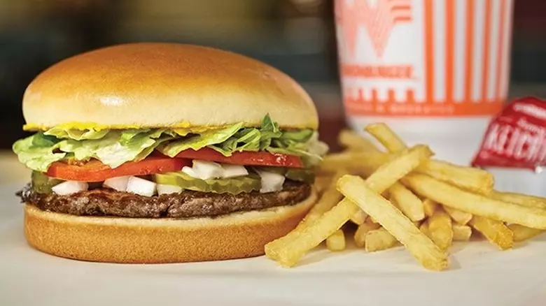 Whataburger gazta hanburgesa patata frijitu eta edari batekin