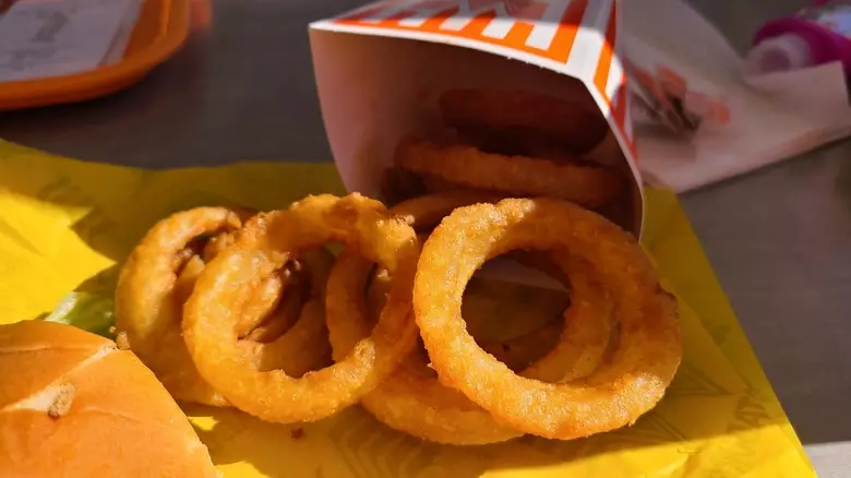 Whataburger anelli di cipolla su un vassoio