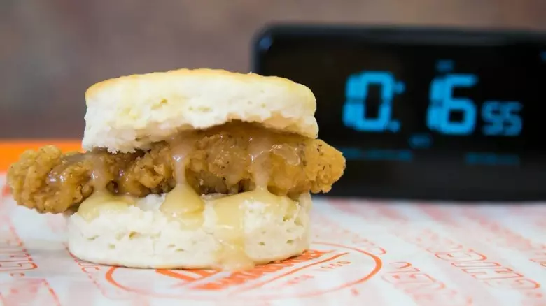 Whataburger Honey Butter Chicken Biscuit lângă un ceas cu alarmă