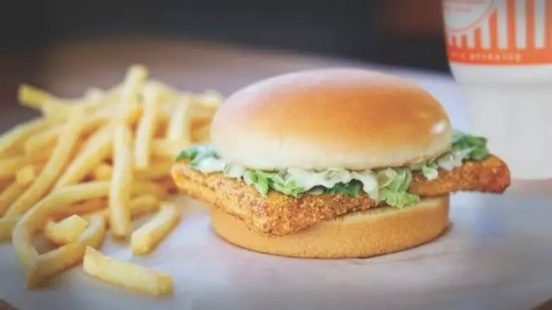 Whataburger Whatacatch 三明治配薯条和饮料